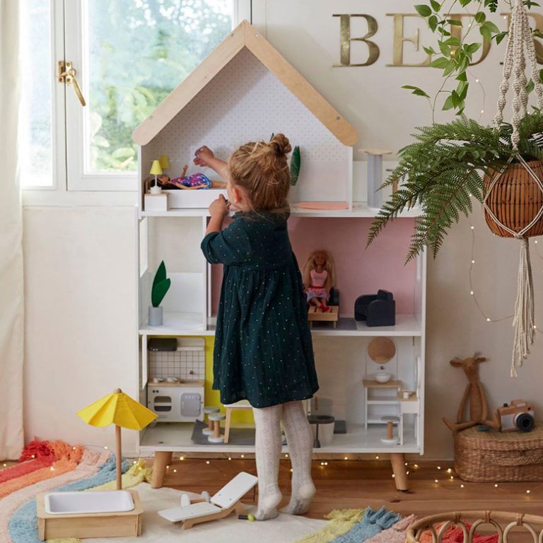 Maison de poupée en bois : Un monde miniature pour l'imagination